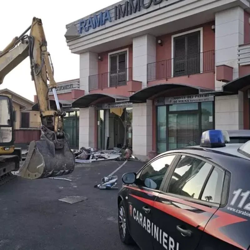 Assalto in banca con escavatore interrotto dai Carabinieri a Catania - Gazzetta del Sud