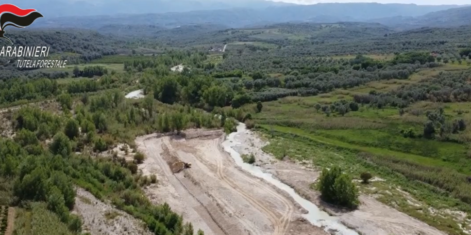 Un cantiere sul letto del torrente: così nel Reggino si deturpava l ...