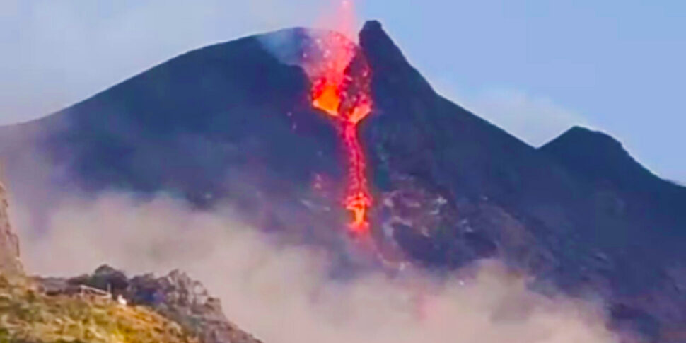 Lo Stromboli si risveglia, eruzione vulcanica con flusso di lava e ...