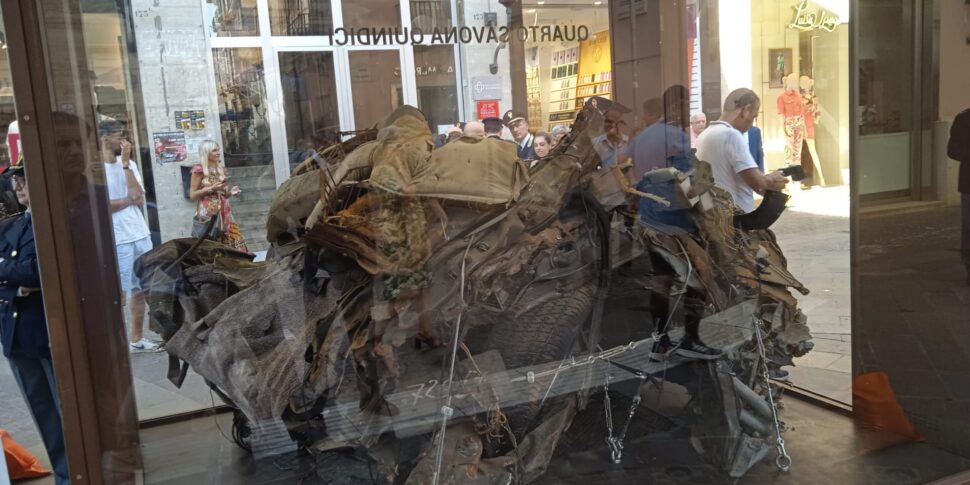 Cosenza, i resti dell'auto su cui viaggiavano Giovanni Falcone e ...