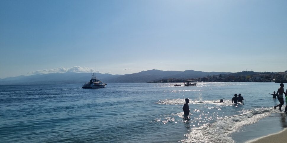 Messina, si lanciano in mare per salvare dei turisti ma la corrente lì ...