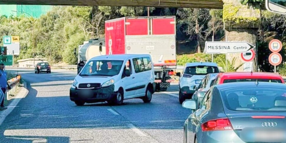 Incidente in Tangenziale a Messina, coinvolte due auto. Code tra gli ... Incidente in Tangenziale a Messina, coinvolte due auto. Code tra gli ...