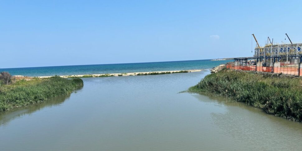Crotone, avviati i lavori di pulizia della foce del fiume Esaro ...