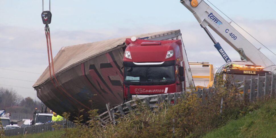 Operaio travolto e ucciso da un tir sull'A1, all'altezza di Cassino ...
