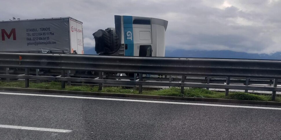 Camion si ribalta sulla Salerno-Reggio: ferito il conducente e traffico rallentato all'altezza ...