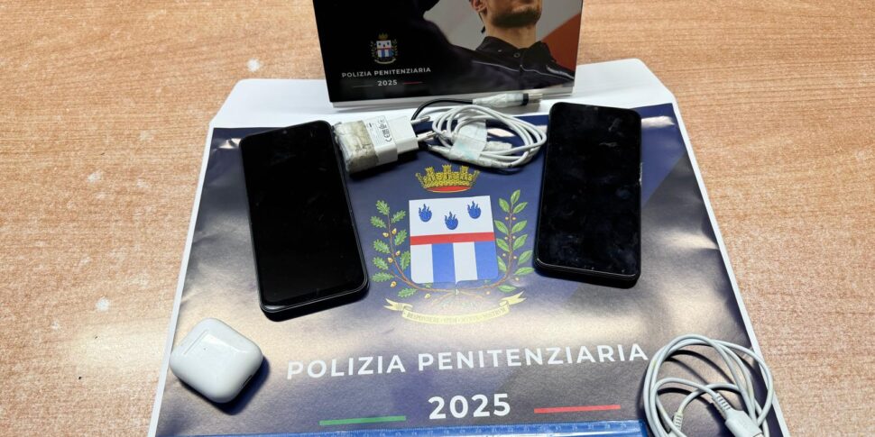 Barcellona, due cellulari e accessori nascosti in una cella del carcere ...