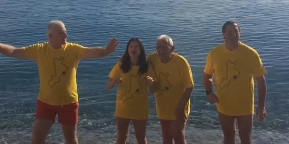 Catanzaro, unione e pace nel tuffo di Capodanno: un rito che si rinnova ...