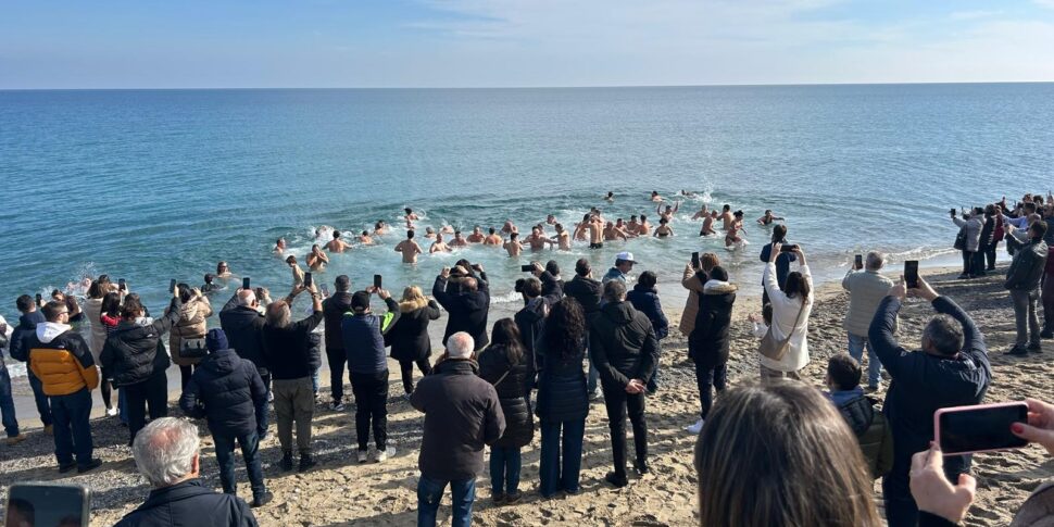 Tuffo di Capodanno anche a Cirò Marina, 48 i temerari che si sono ...