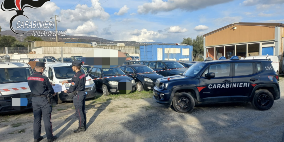 Lamezia, maxi discarica di auto in un'area comunale: nei guai padre e ...