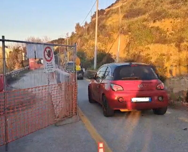 Messina, un semaforo regola il transito sul ponte Mella a San Saba ...