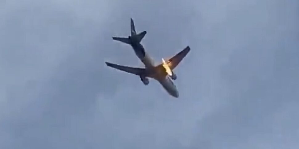 Aereo cargo FedEx prende fuoco dopo il decollo in New Jersey: il video ...