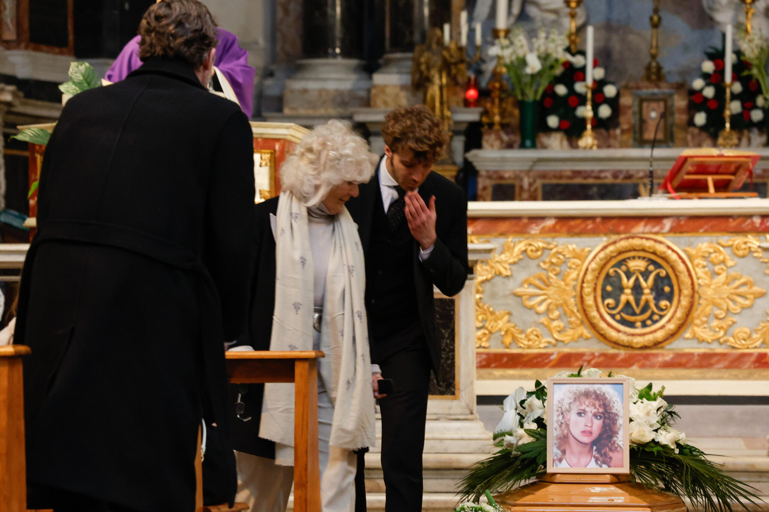 Funerale di Eleonora Giorgi, feretro in chiesa sulle note dei Pink ...