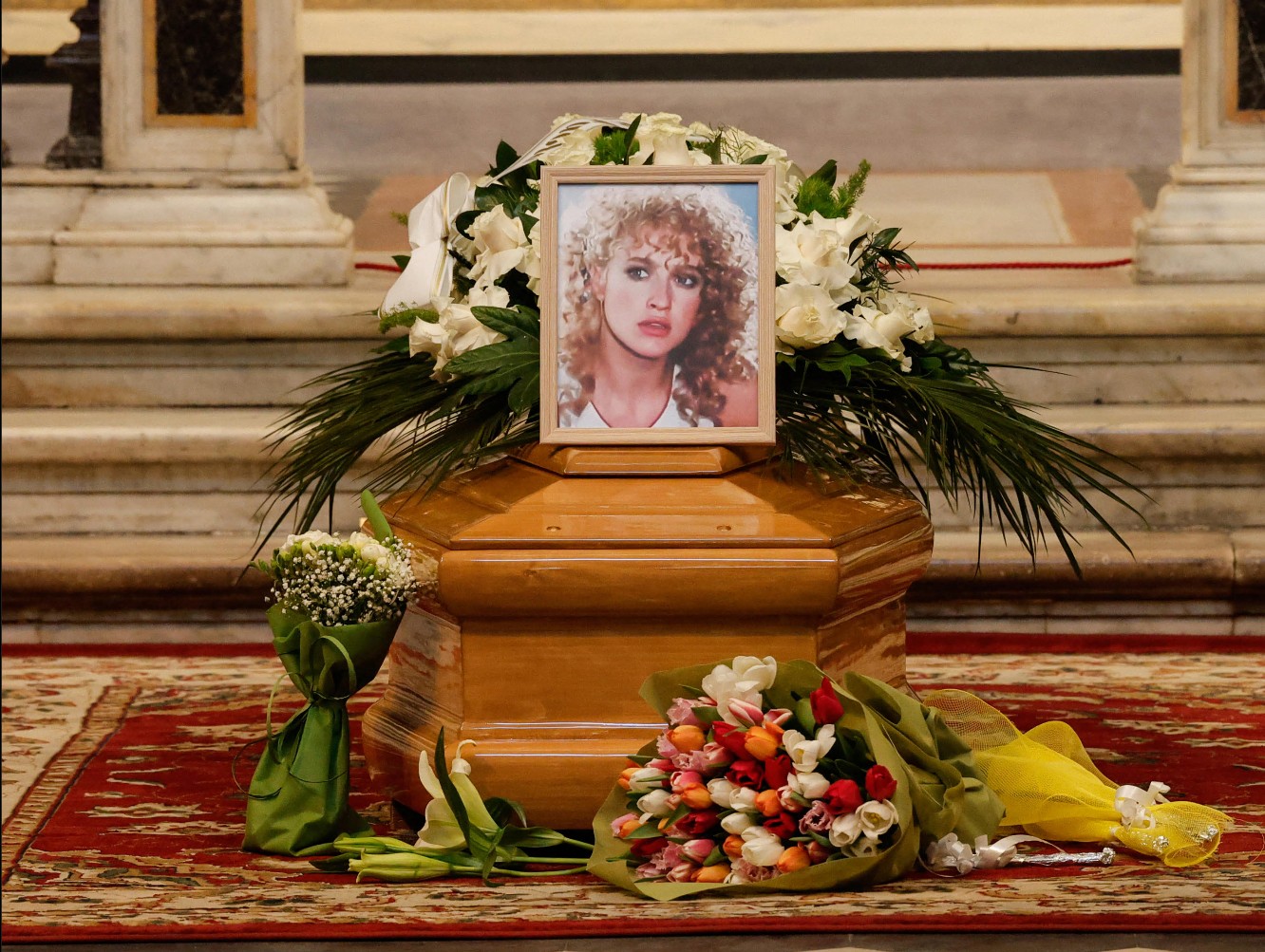 Funerale di Eleonora Giorgi, feretro in chiesa sulle note dei Pink ...