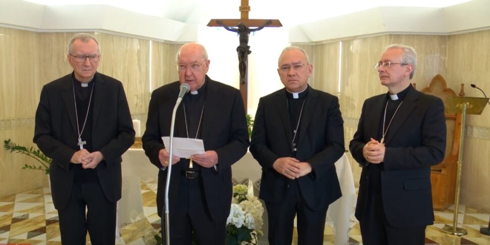 Il camerlengo Kevin Farrell annuncia la morte di Papa Francesco - VIDEO ...