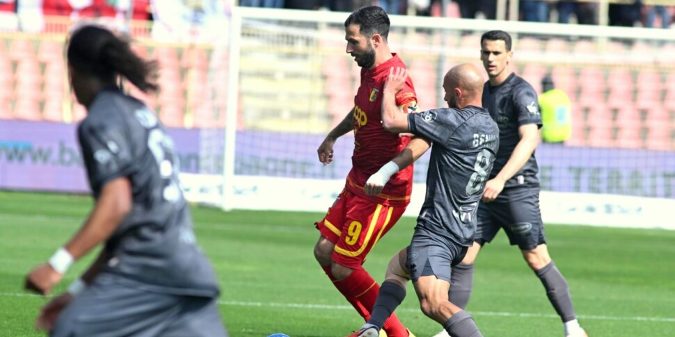 Non bastano i gol di Iemmello, Bonini e Quagliata: 3-3 tra Catanzaro e ...