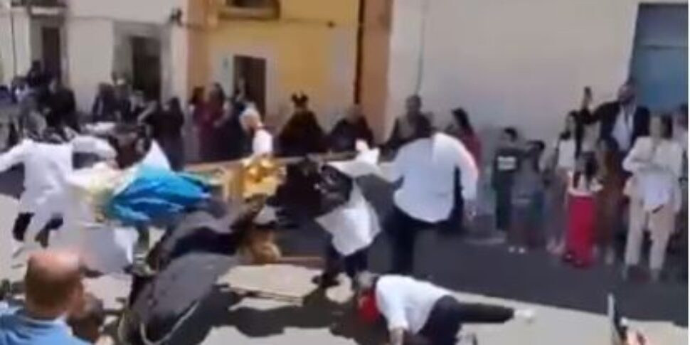 Isca sullo Ionio, cade uno dei portantini: la statua della Madonna ...