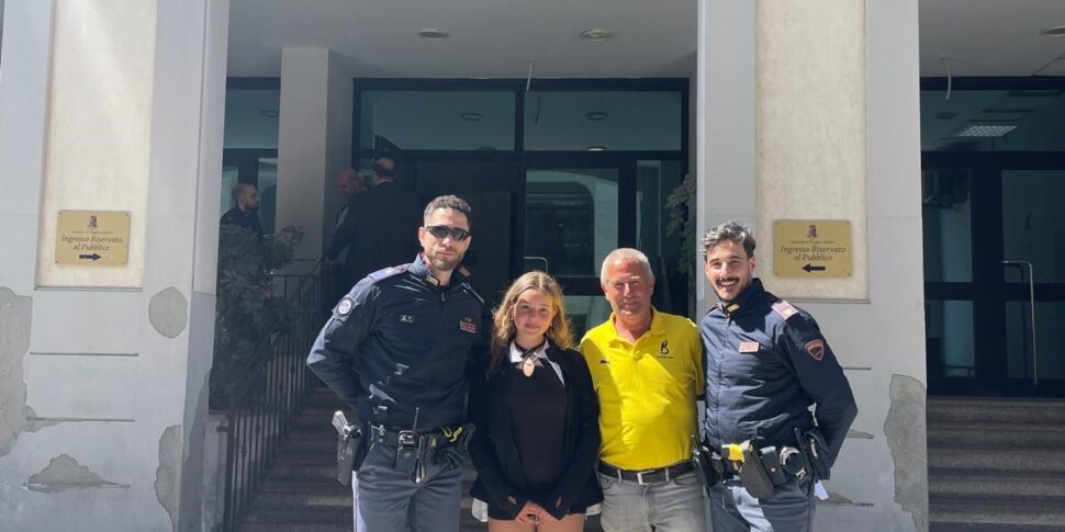Turista tedesca scippata in spiaggia a Reggio: agenti ritrovano la ...