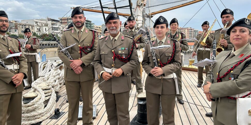 Reggio Calabria, la Banda della Brigata Aosta di Messina a bordo della ...