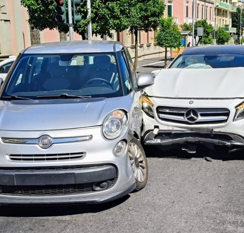 Messina, violento scontro tra auto in via Cannizzaro. Ci sono feriti ma ...