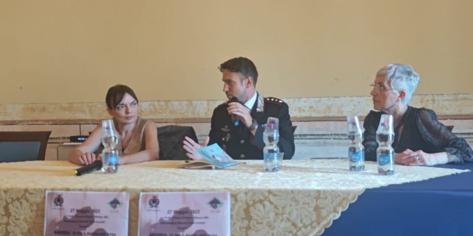 Milazzo, una ragazza scoppia in lacrime durante un dibattito sul bullismo e racconta il suo ...