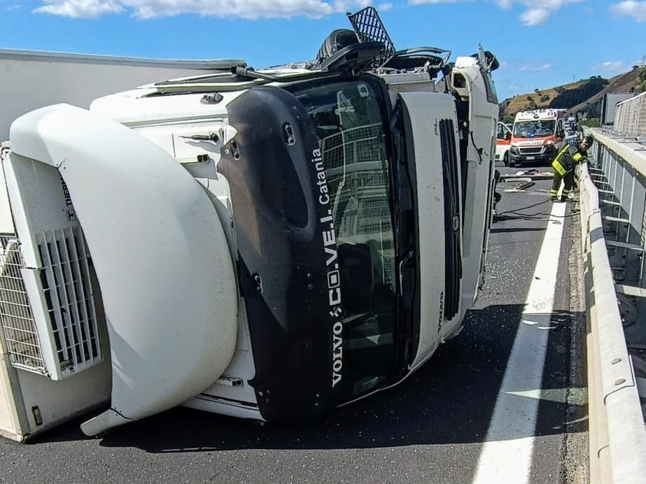 Tir si ribalta sulla Catania-Messina: code chilometriche e traffico ...