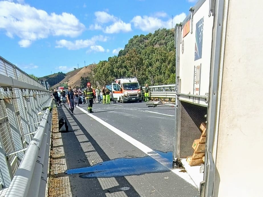 Tir si ribalta sulla Catania-Messina: code chilometriche e traffico ...