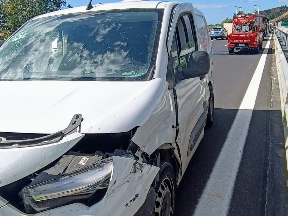 Tir si ribalta sulla Catania-Messina: code chilometriche e traffico ...