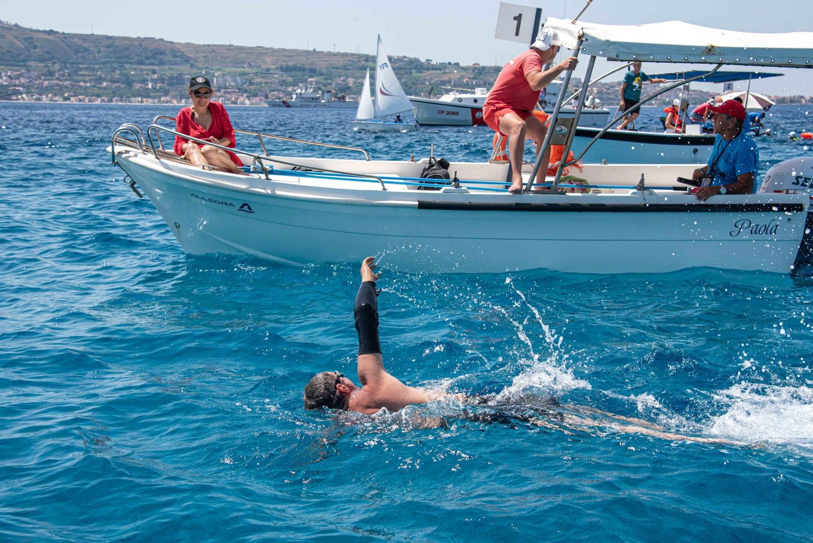 Traversata dello Stretto di Messina a nuoto e a vela per gli atleti del ...