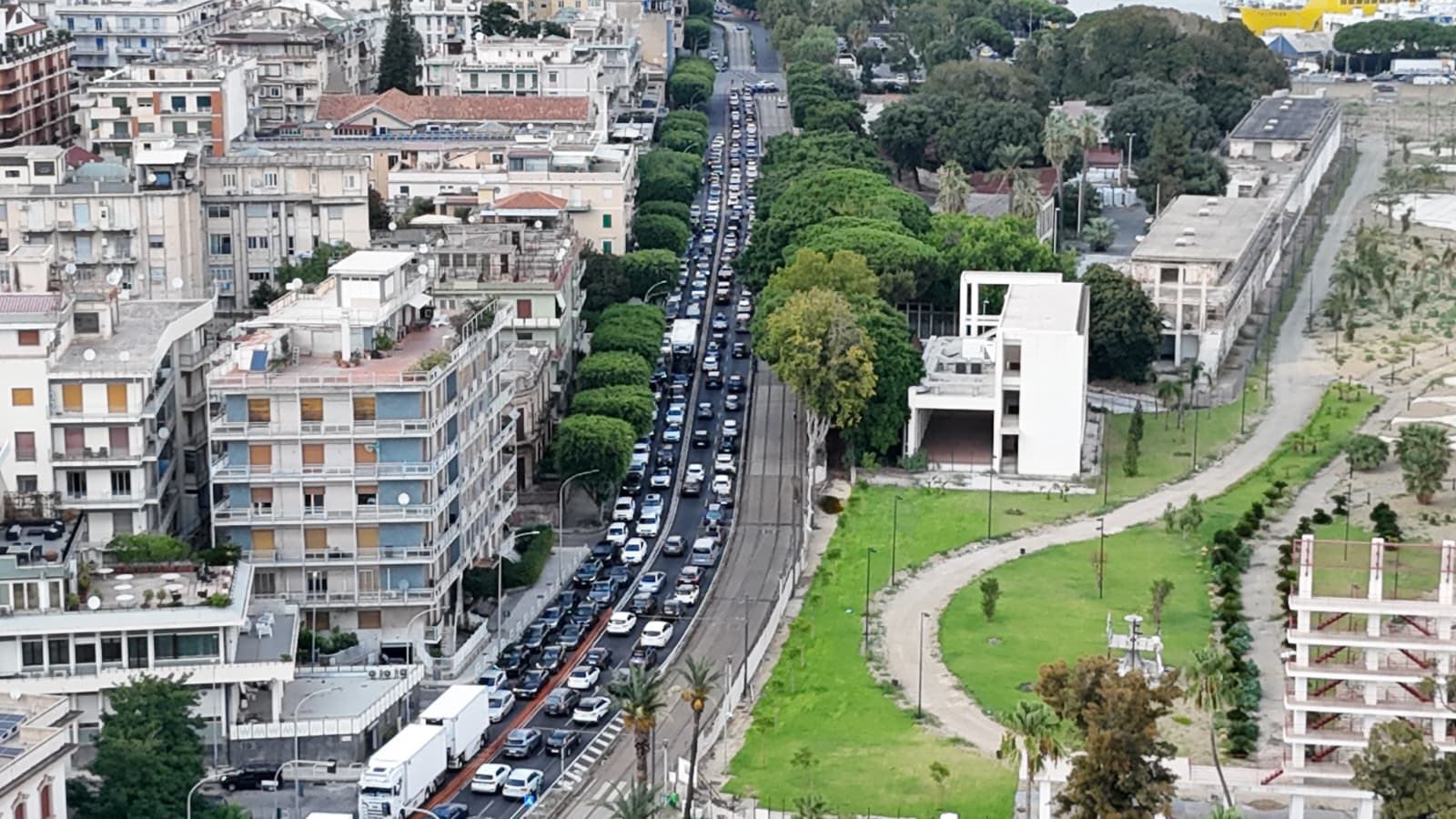 Messina, giornata pesante di controesodo: viale Boccetta intasato. File ...