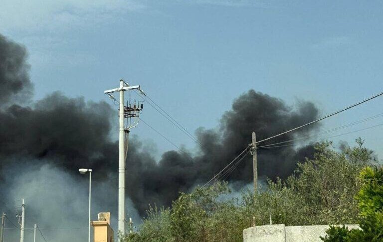 Paura a Milazzo per due incendi. Una coltre di fumo nero ha invaso la ...