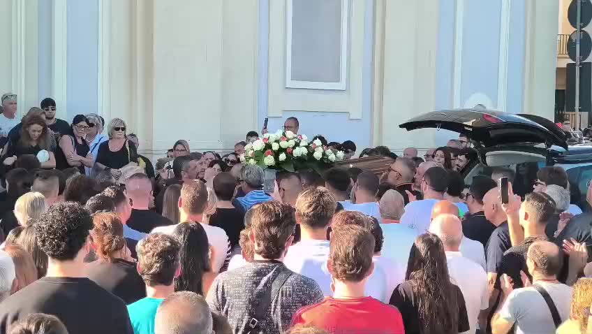 Messina, l'ultimo straziante saluto a Danilo Rando. Gli amici: "Vivrai ...