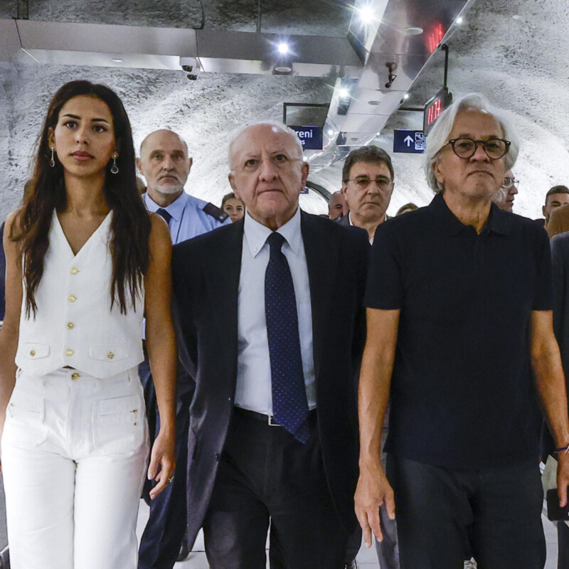 Gaffe di Vincenzo De Luca sullo scultore Anish Kapoor: "Grati a sua figlia". Ma è la compagna ...