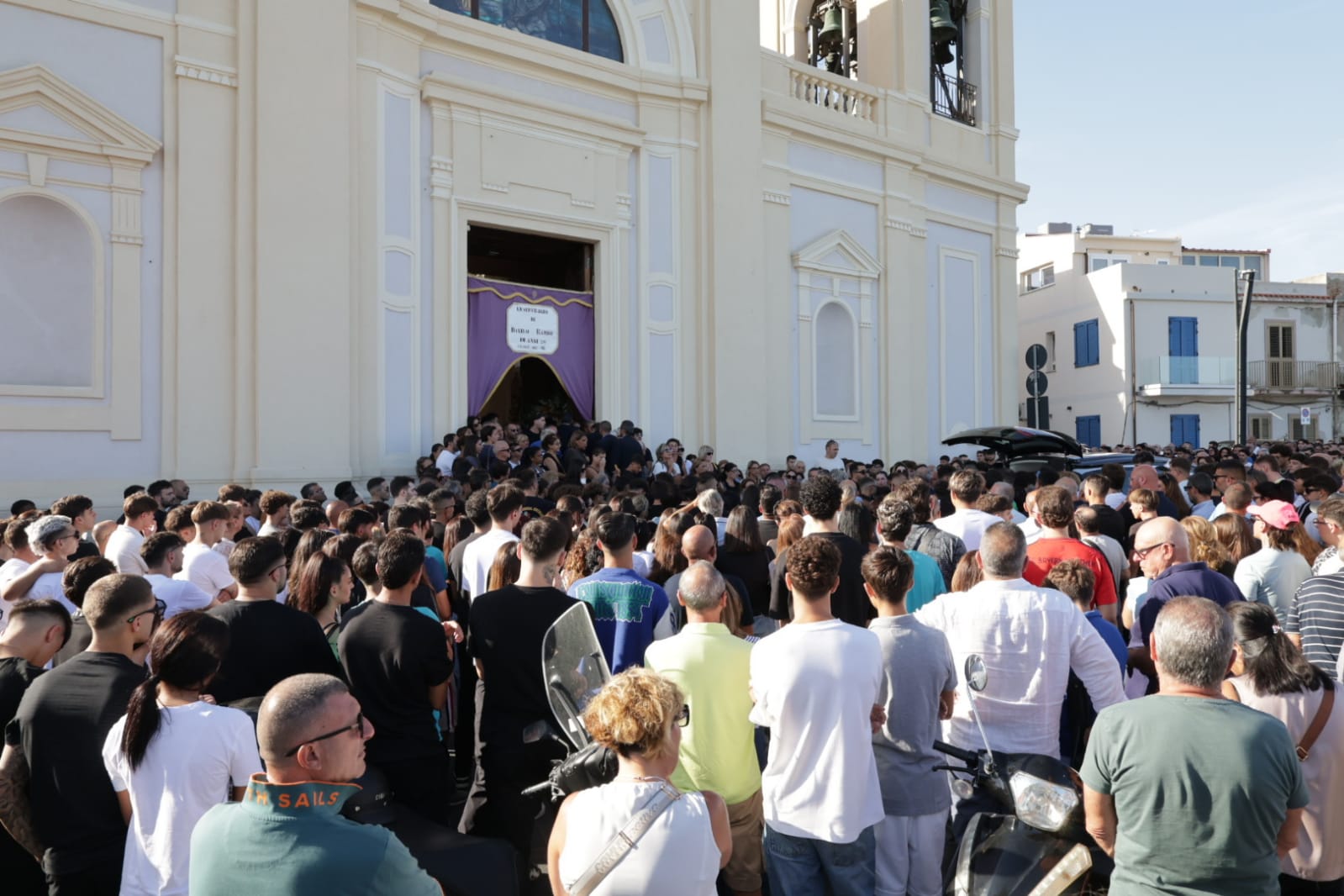 Messina, l'ultimo straziante saluto a Danilo Rando. Gli amici: "Vivrai ...