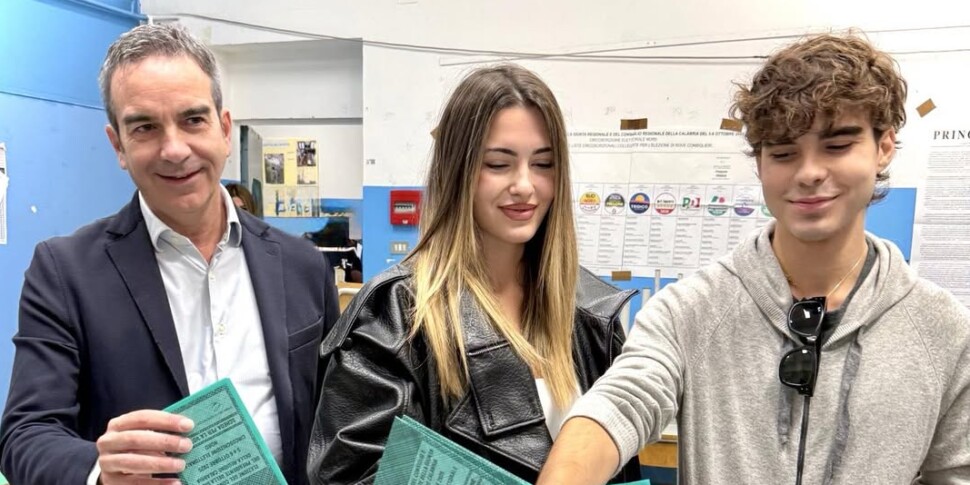 Elezioni, Occhiuto alle urne insieme ai figli Angelica e Marco: “Viva ...