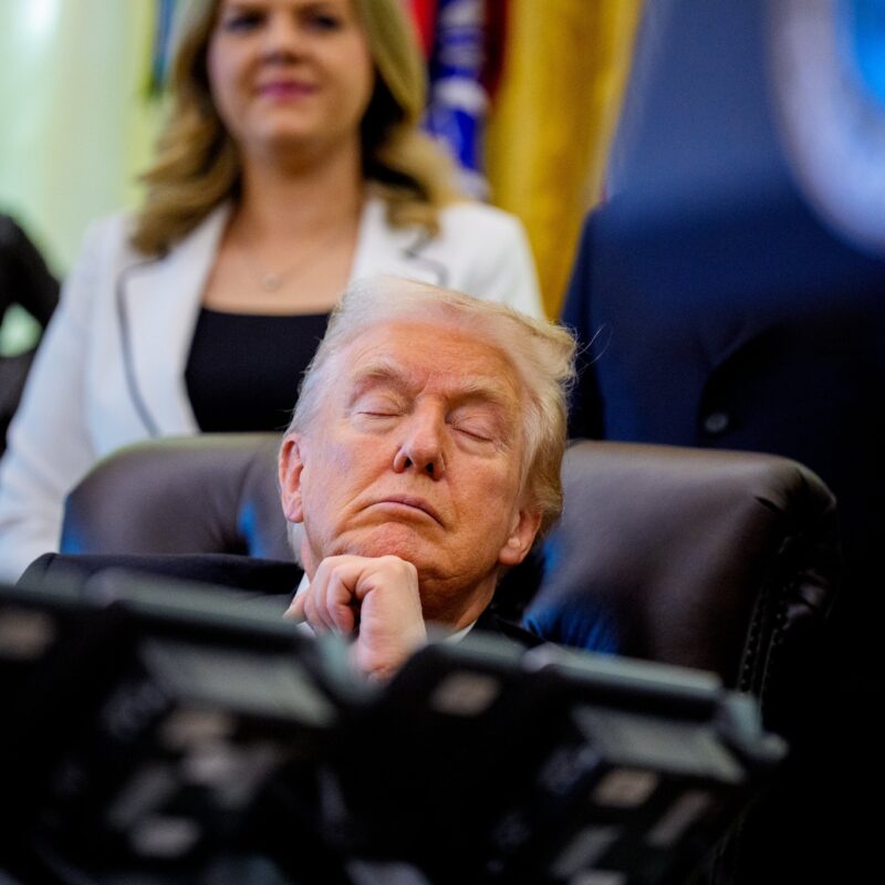 Anche Trump è "sleepy", virale il video del pisolino nello Studio Ovale ...