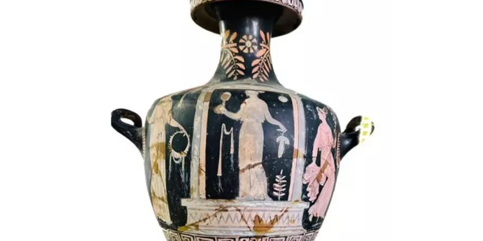 Un cratere apulo del IV secolo a.C. tra i 12 reperti archeologici ...