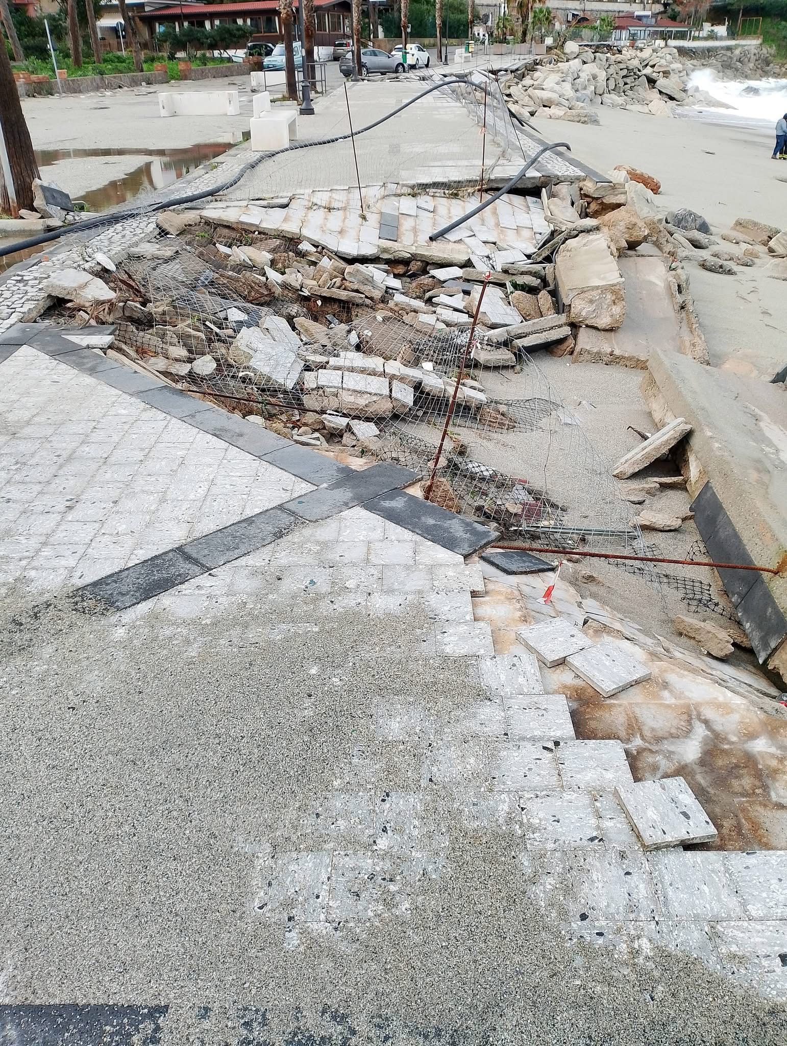 Scilla il giorno dopo: scene di devastazione tra fango, sabbia e ...