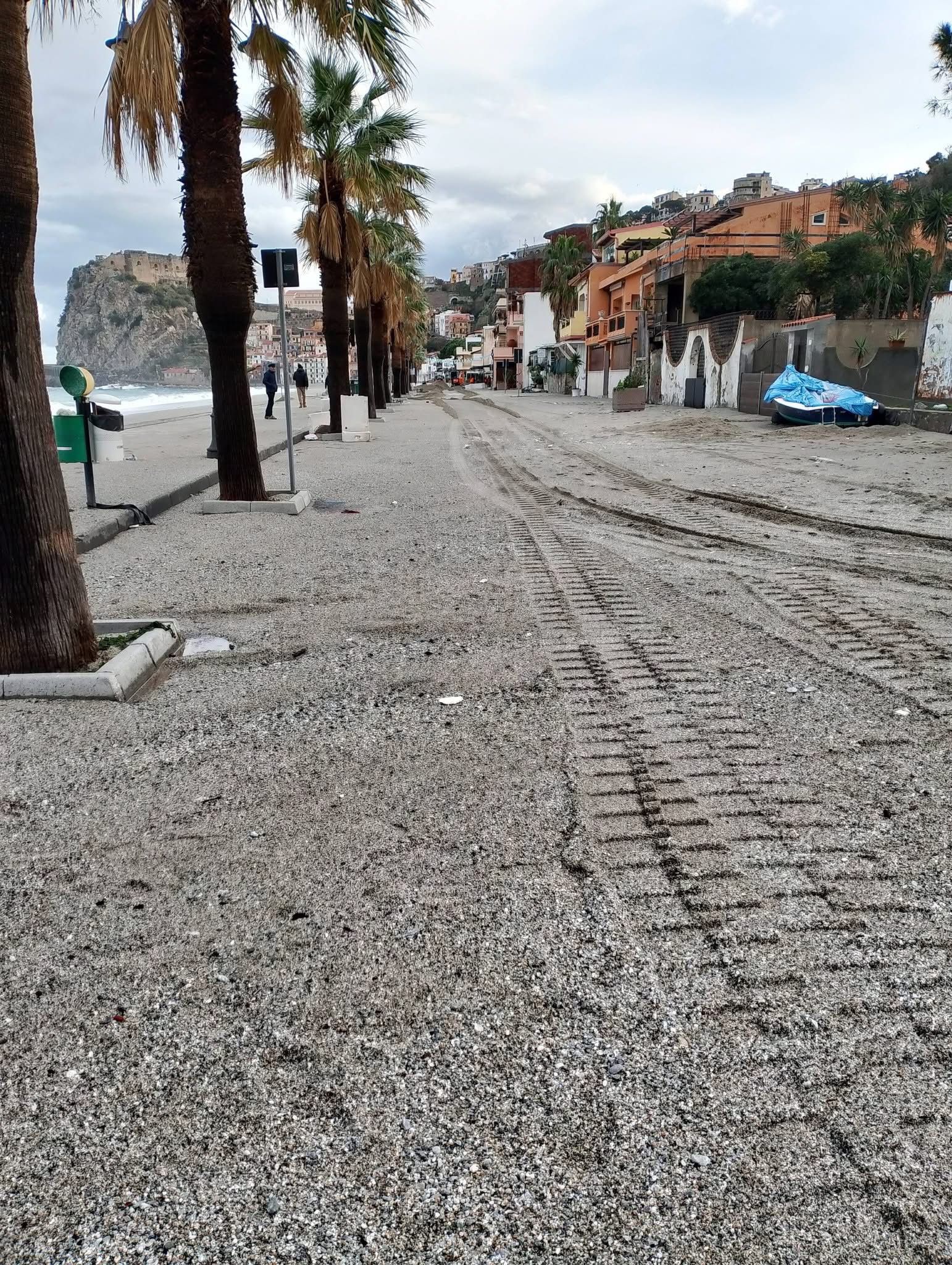 Scilla il giorno dopo: scene di devastazione tra fango, sabbia e ...
