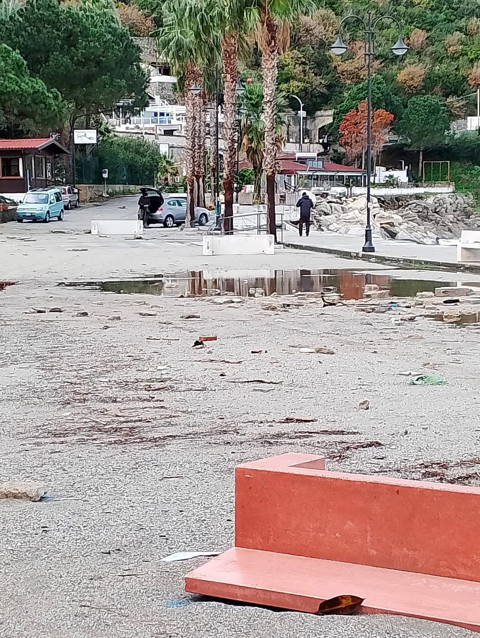Scilla il giorno dopo: scene di devastazione tra fango, sabbia e ...