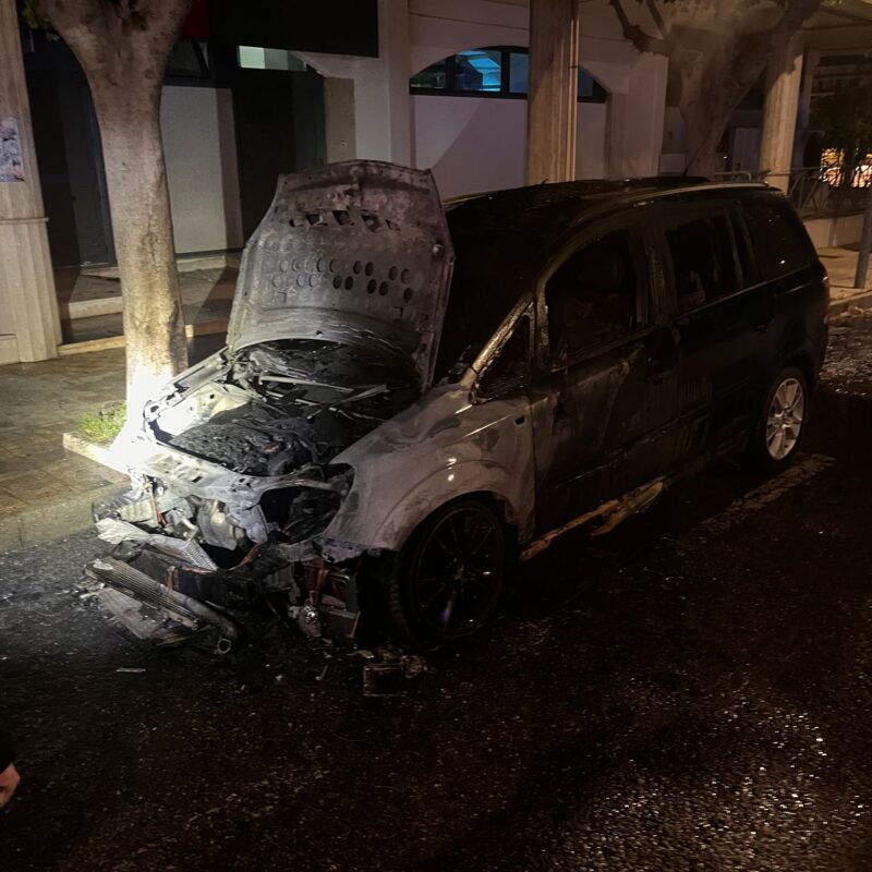 Fiamme nel cuore della notte: auto distrutta da un incendio a Rossano ...