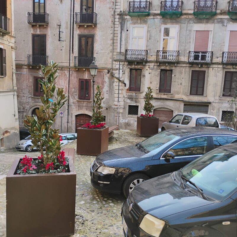 Cosenza, sistemate tutte le fioriere del centro storico - Gazzetta del Sud