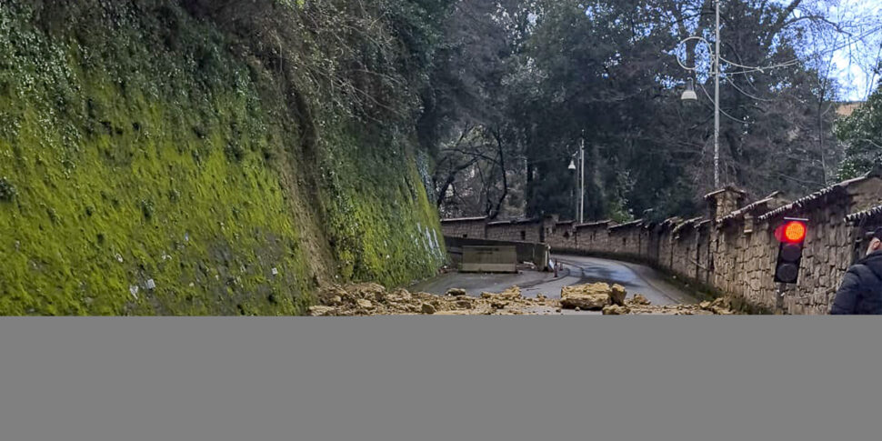 Cosenza, si sbriciola il costone di via Petrarca: nuova frana e strada ...