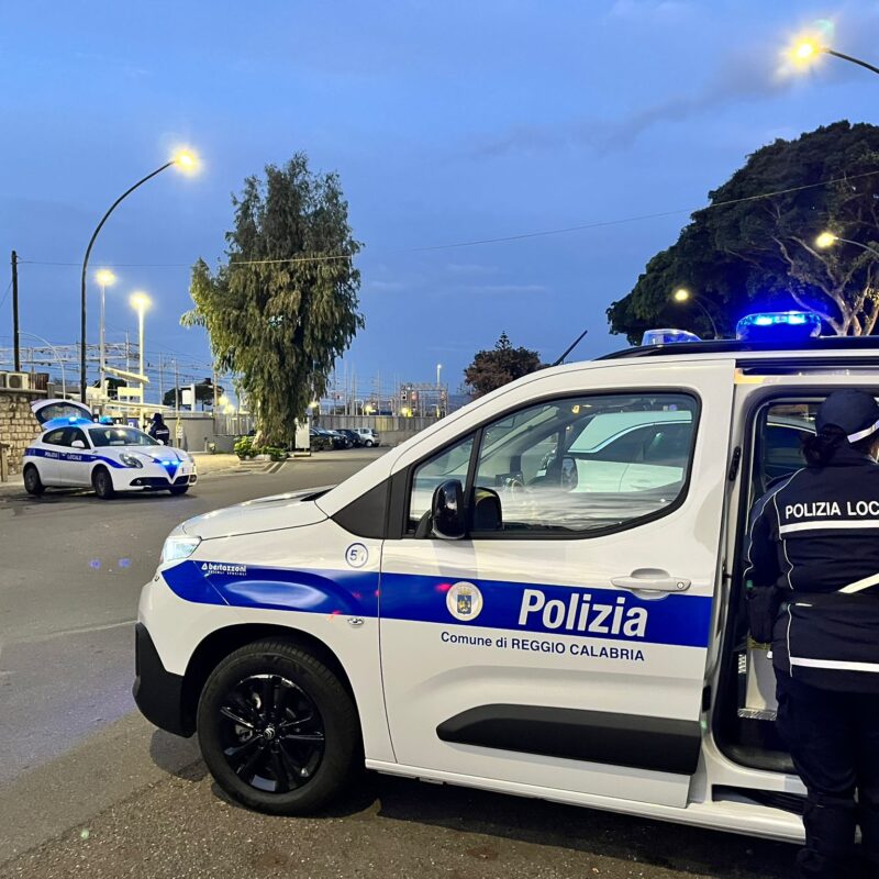 Fugge all’alt e attraversa il rosso: 60enne denunciato dopo un ...
