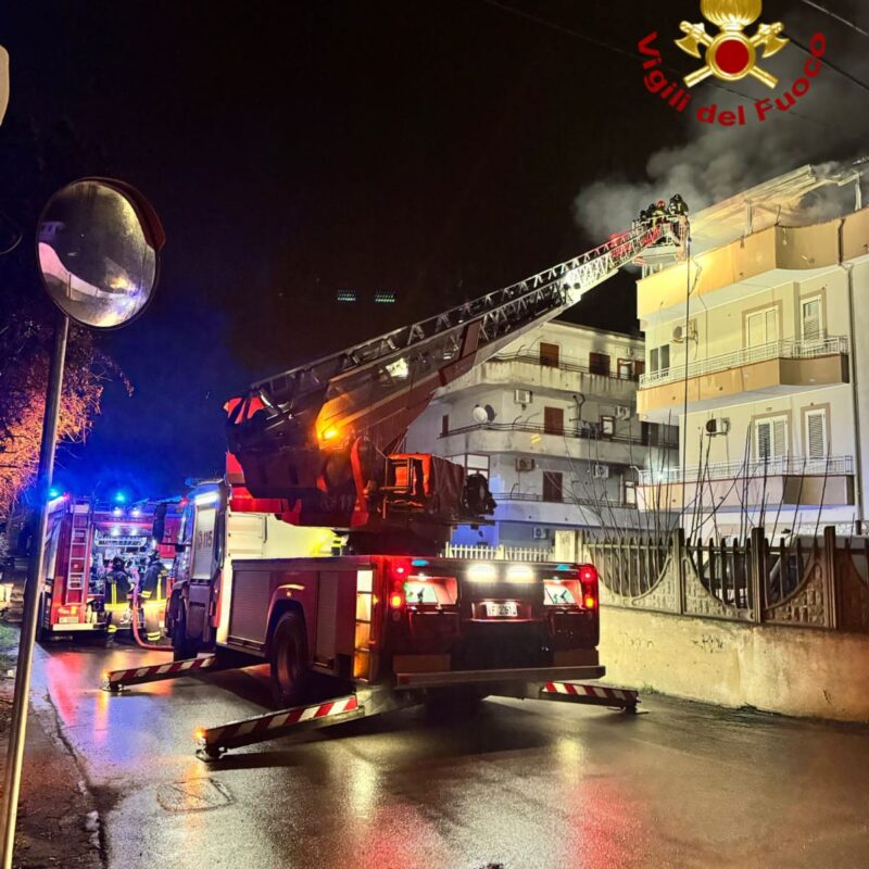 Incendio in un appartamento a Crotone, evacuata una palazzina: un ...