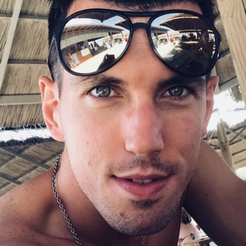 "Uccise il vicino e si scattò un selfie con il telefono della vittima ...
