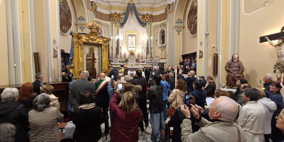 Crotone, l’antico rito della “calata” della grande icona di Maria di ...