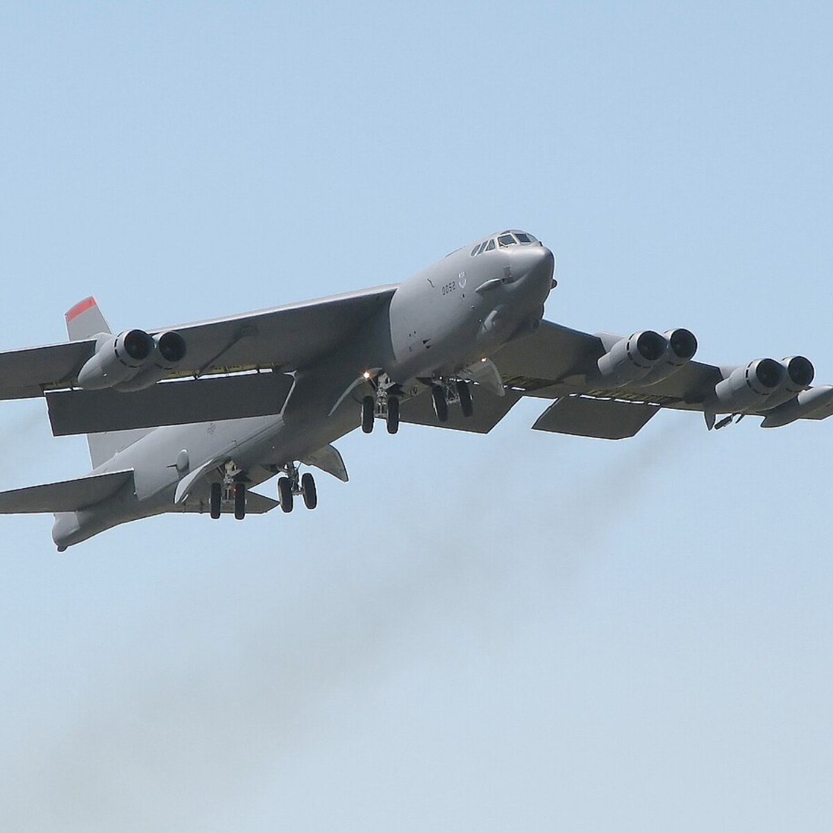 B-52 precipita poco dopo il decollo alla base di Edwards in California ...