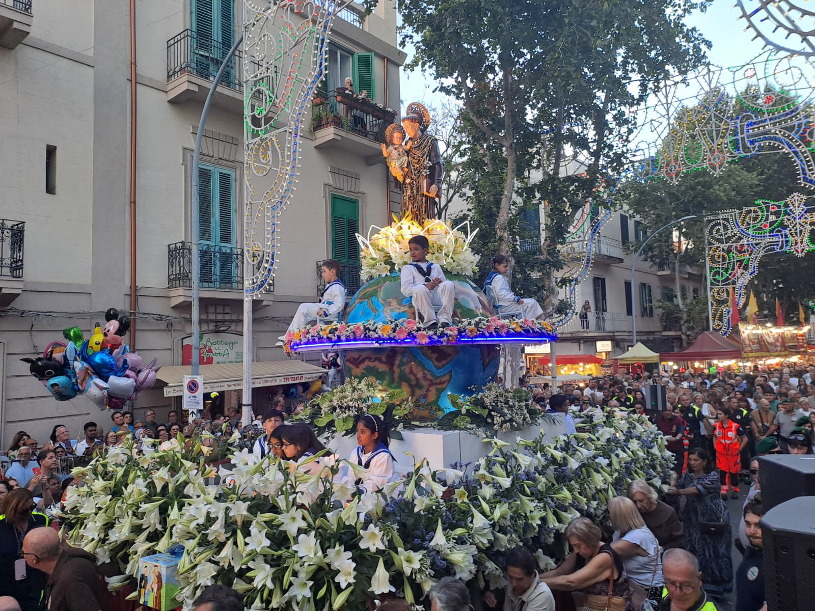 Migliaia di fedeli per Sant’Antonio: Messina abbraccia il Carro ...