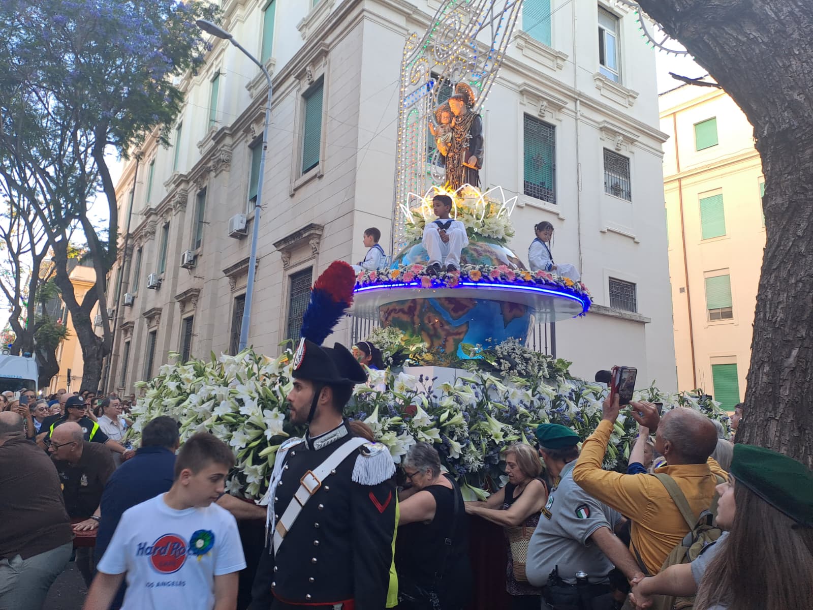 Migliaia di fedeli per Sant’Antonio: Messina abbraccia il Carro ...