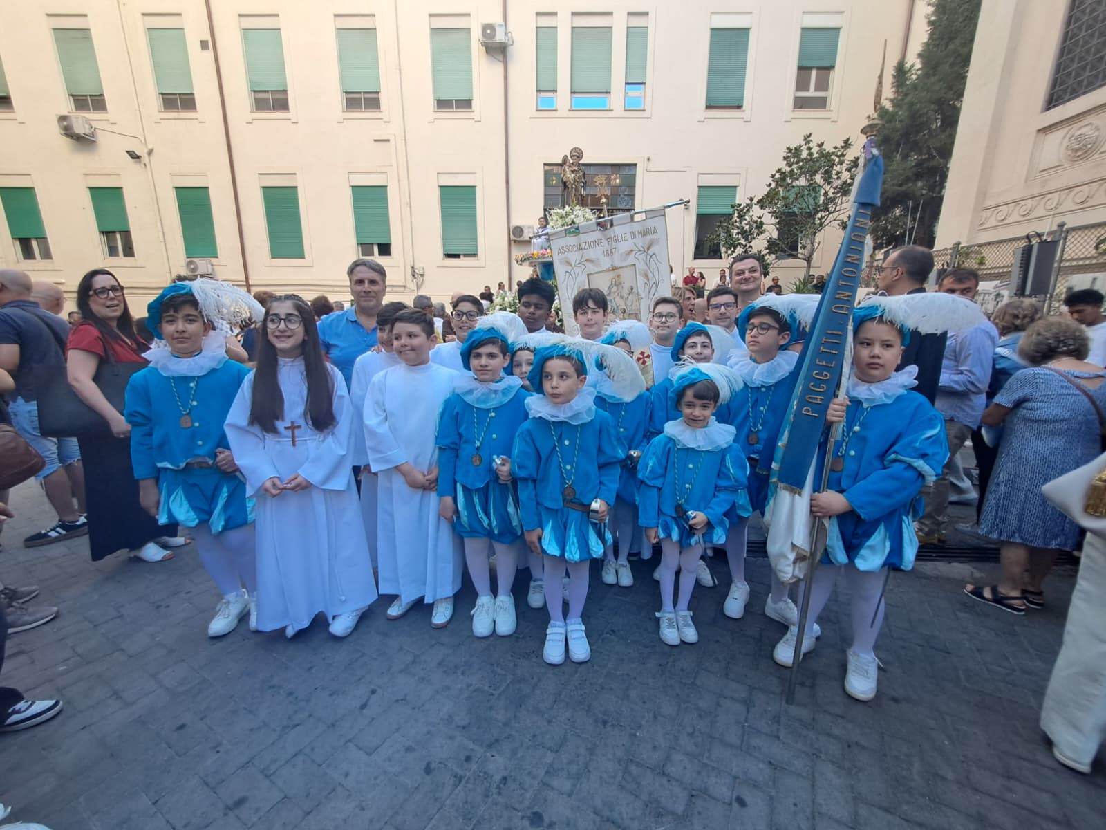 Migliaia di fedeli per Sant’Antonio: Messina abbraccia il Carro ...